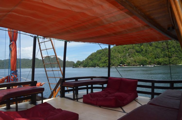 La Galigo dive deck | RUSHKULT